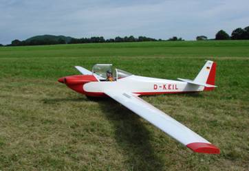 Lothar Dehmel mit Scheibe SF 33 Trainer