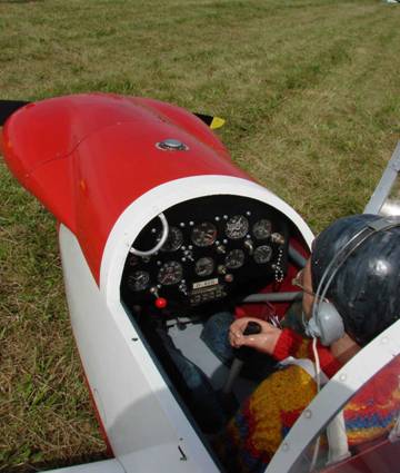 Lothar Dehmel mit Scheibe SF 33 Trainer